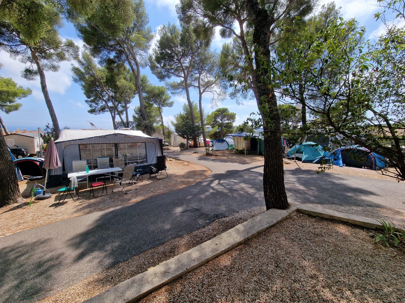 Emplacement camping entre Cassis et La Ciotat – Nature et confort